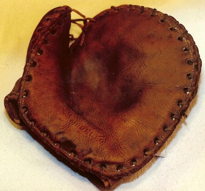 Lou Gehrig Dubow Front | Lou Gehrig Gloves | Baseball Glove Collector ...